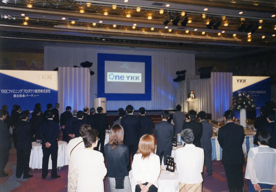 2000年〜 平成12年 グローバル化時代と事業構造改革 | アルバムからひもとくYKK | YKK株式会社